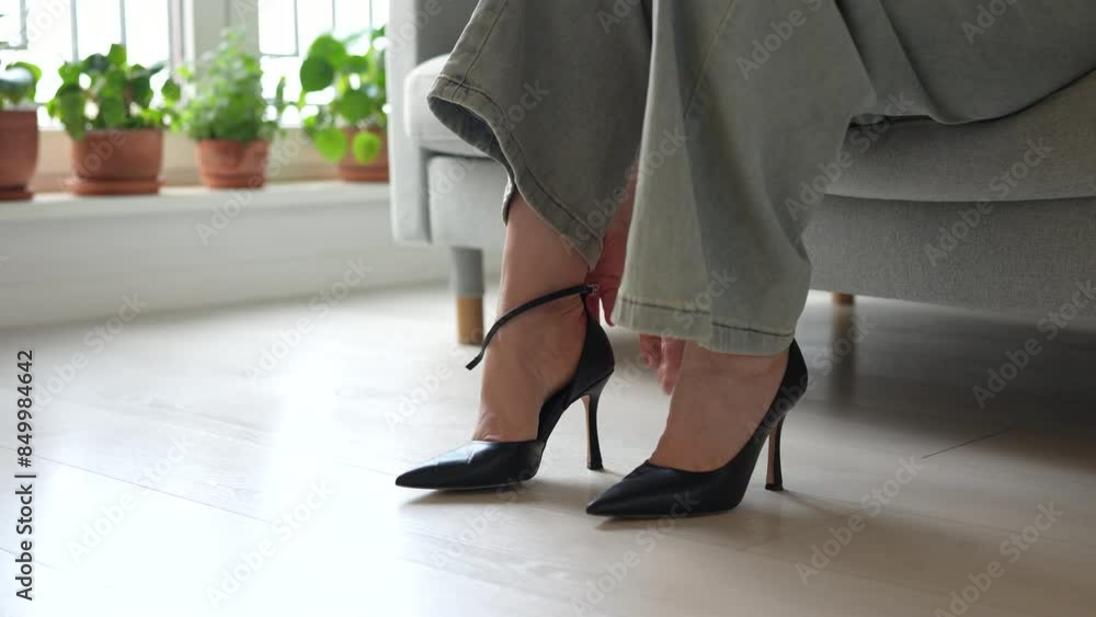 Woman takes off shoes after walk, discovering severe calluses on feet ...