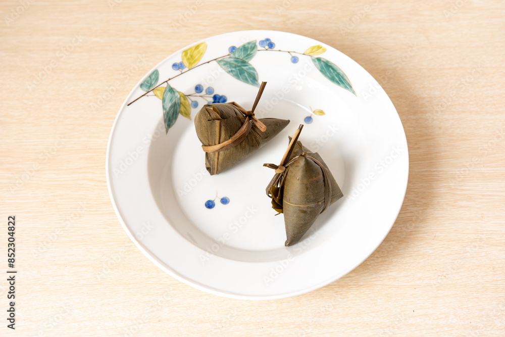 In Guangdong during the Dragon Boat Festival, steamed zongzi are placed ...