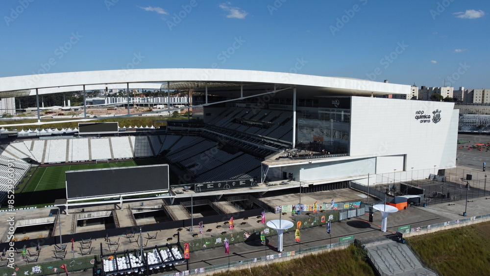 Arquibancadas e campo de futebol do estádio corinthians Neo quimica ...