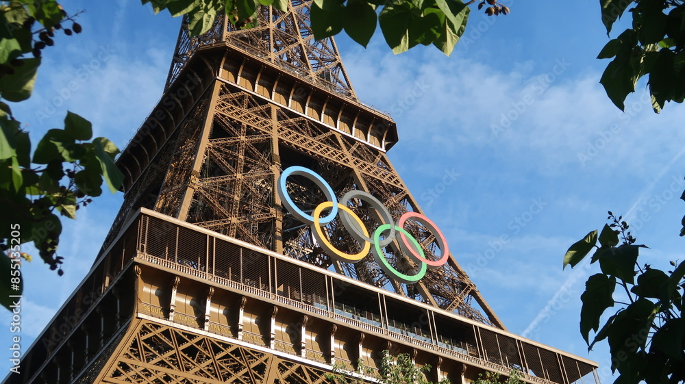 Anneaux olympiques, célèbre logo symbole des JO, installés sur la tour ...
