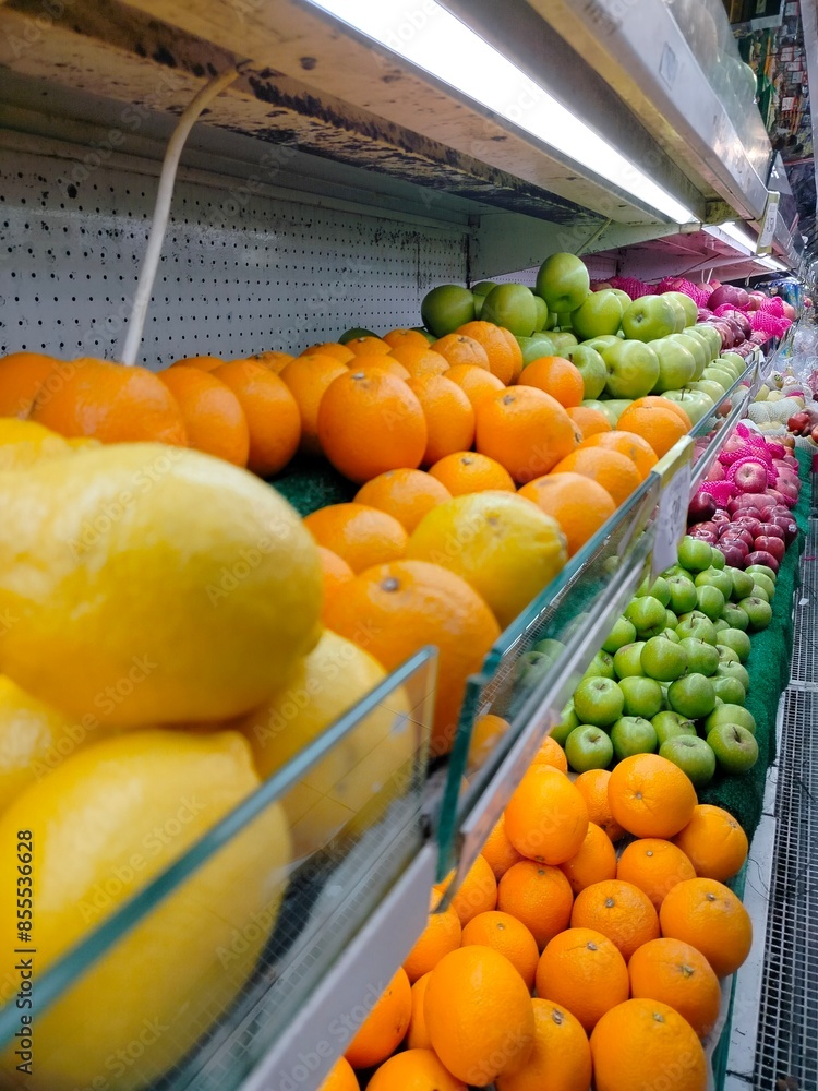 Foto de Batam, Indonesia - August 6, 2024 :Fruit and food supermarket ...