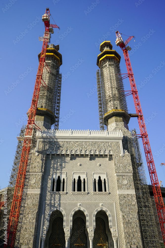 The process of building a new minaret in the mosque or Masjid al-Haram ...