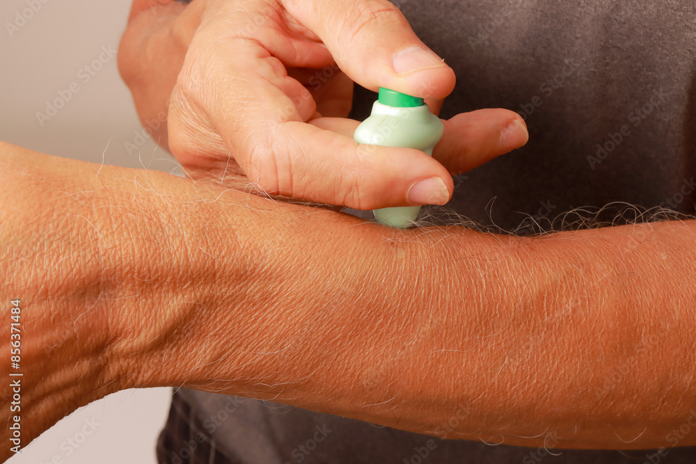 Man using a Pocket Zapper for mosquito bites and other bug bites to ...