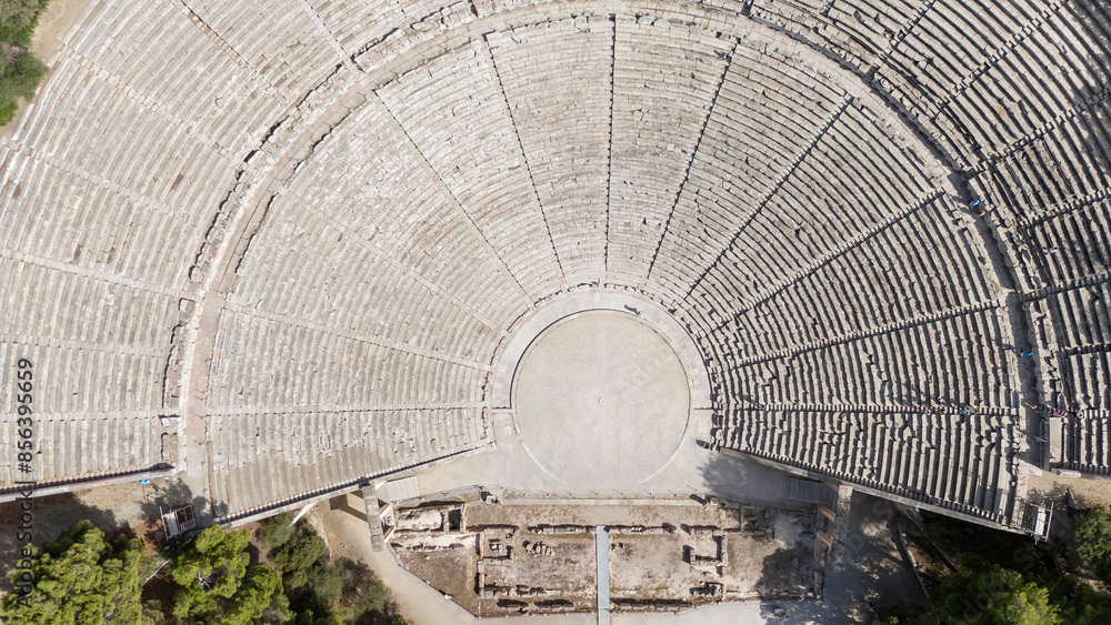 Foto de The Epidaurus Ancient Theatre is a theatre in the Greek old ...