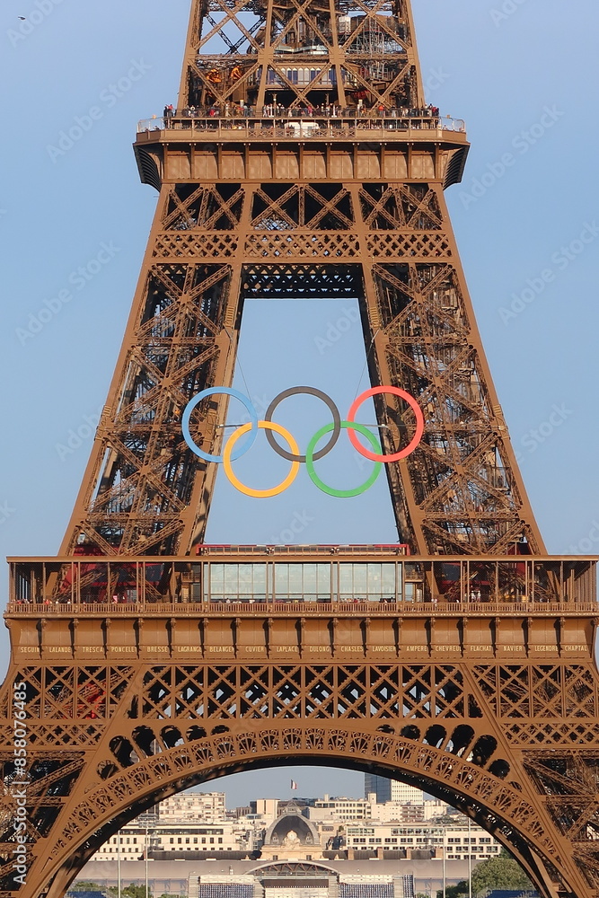 Anneaux olympiques, célèbre logo symbole des JO, installés entre le ...