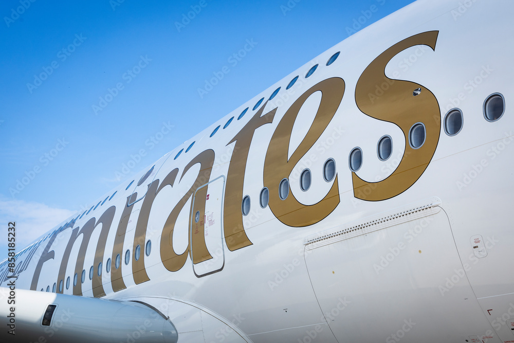Foto de Emirates Airlines logo on fuselage of huge Airbus A380 airplane ...