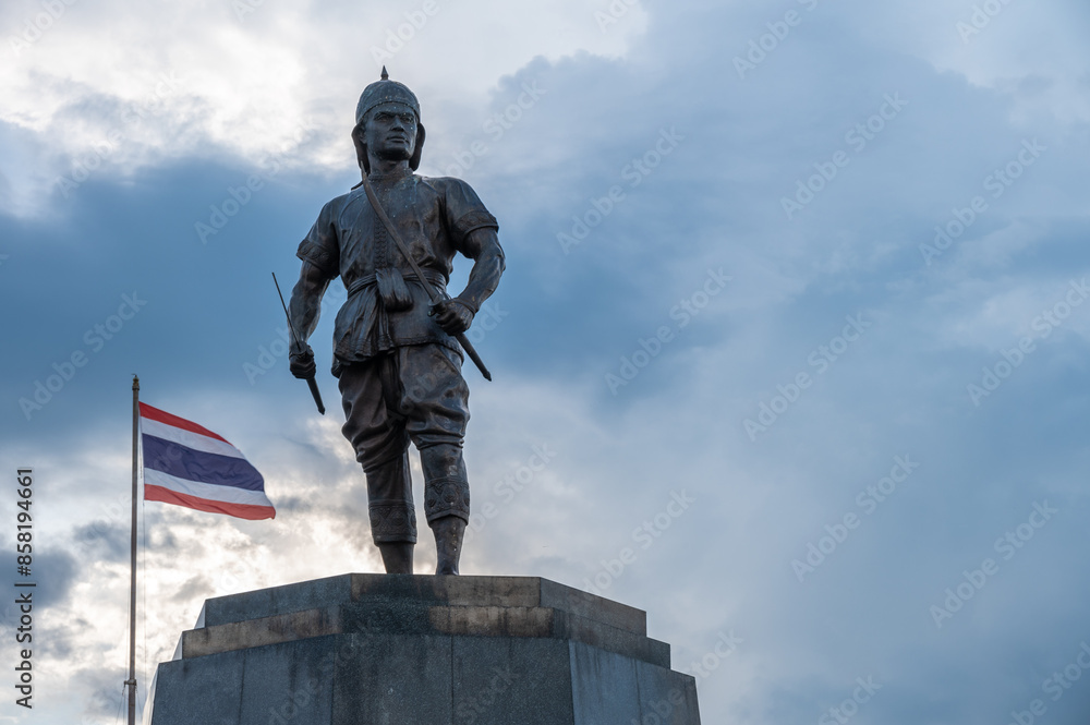 Foto de Uttaradit, Thailand : 10-06-2024 : The monument of Phraya ...