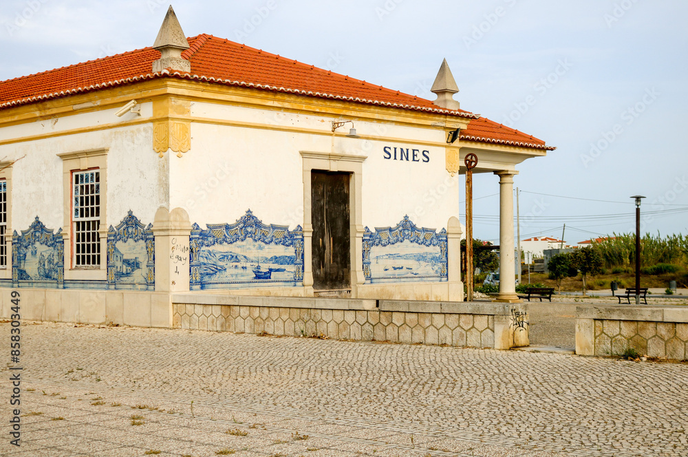 Foto de Estação comboio de Sines. Vista do edifício histórico da ...