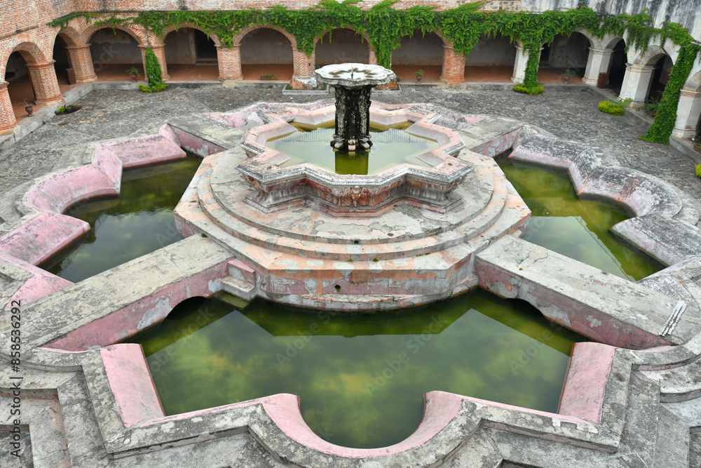Fuente de piedra en las Ruinas de la Merced en Antigua Guatemala ...