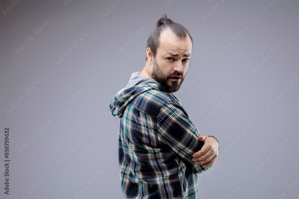 Poster Skeptical man with arms crossed looking over shoulder – Wall Art ...