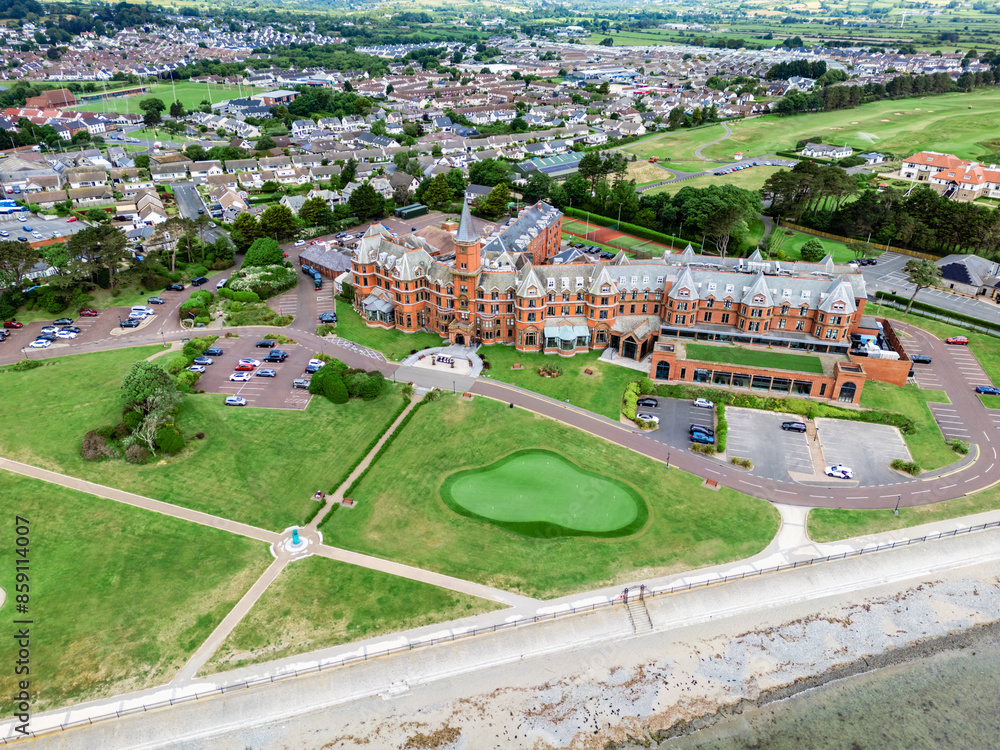 Foto de Slieve Donard Hotel Resort, a luxury hotel complex offering ...