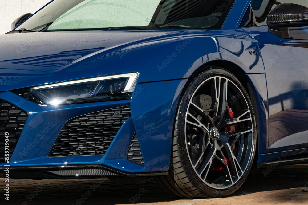Foto de Blue Audi R8 Front view, headlight focused shot - Luxury ...
