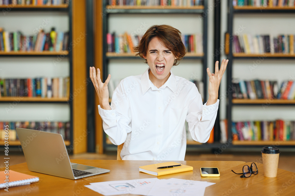 Foto de Young mad sad shocked outraged indignant angry employee ...