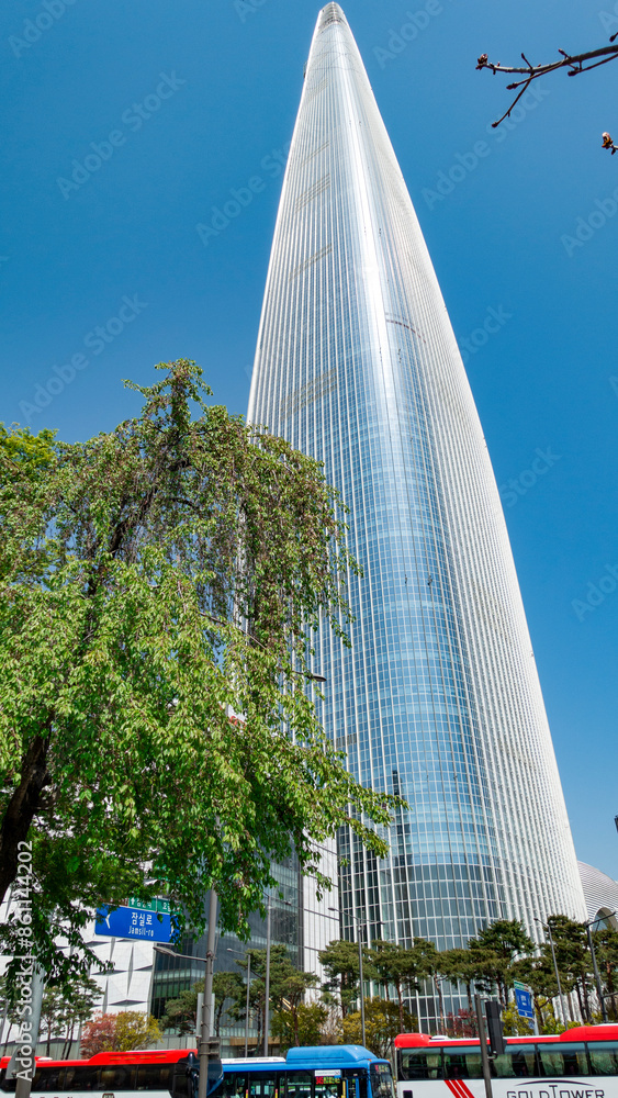 Foto de KOREA, SEOUL – April 2024 : Lotte tower and Lotte World Tower a ...