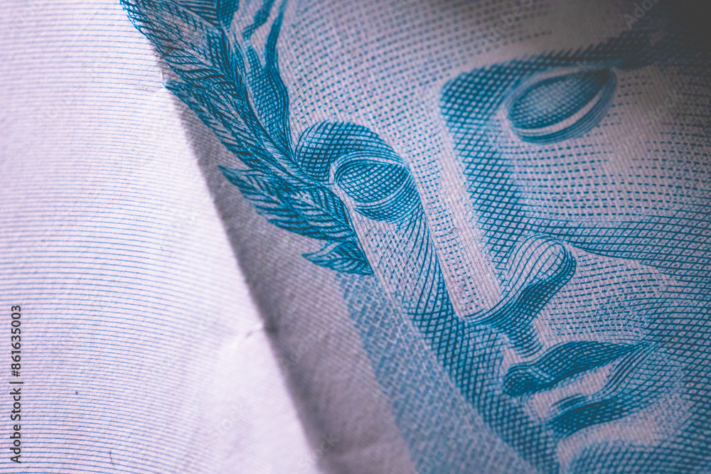 Uma nota de 100 reais com dobra em ambiente escuro em fotografia macro ...