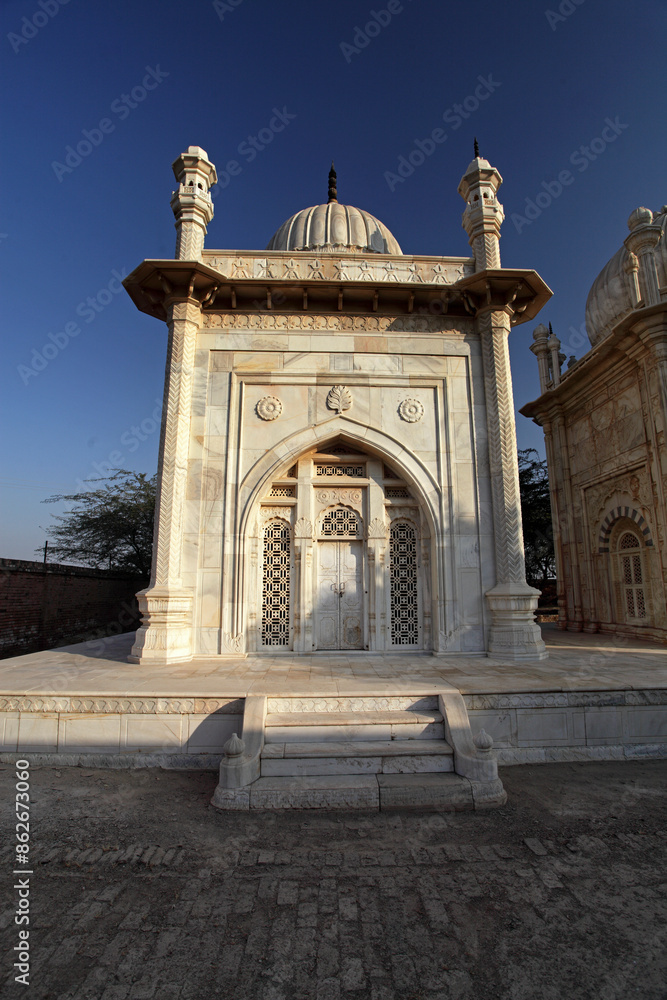 Foto de View of ancient mosque ruins from high perspective, multan fort ...
