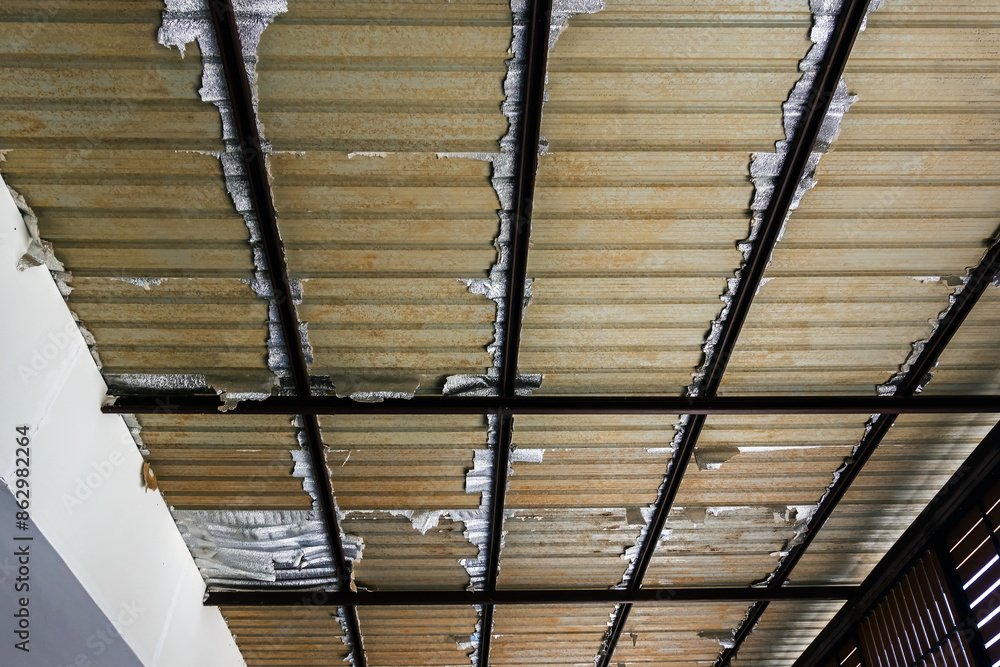 Heat insulation peeling off from roof. Heat insulation sheet expired ...