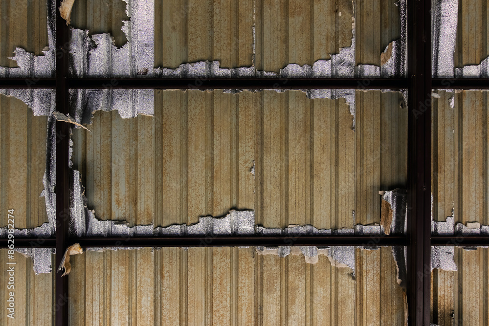 Heat insulation peeling off from roof. Heat insulation sheet expired ...