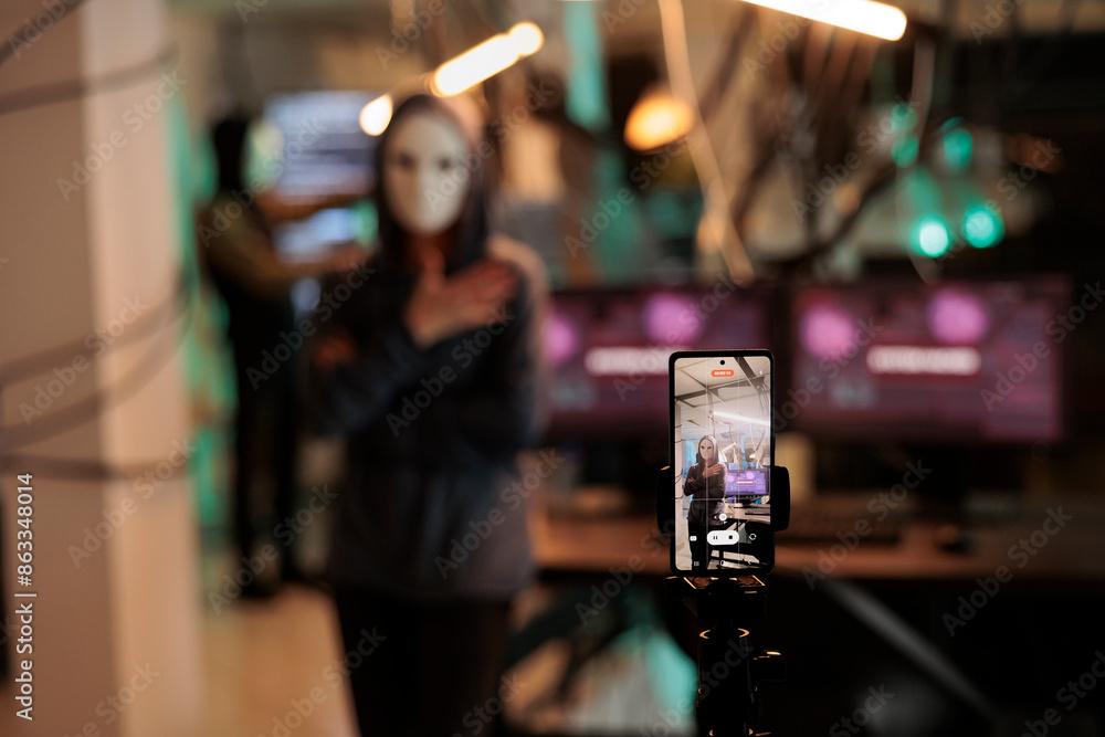 Hacking thief filming live ransomware video late at night, threatening to expose important ...