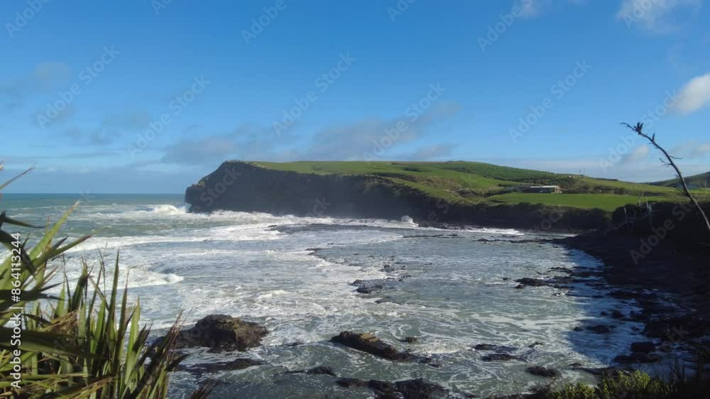 Curio Bay in New Zealand boasts stunning rugged coastal cliffs. vídeo ...
