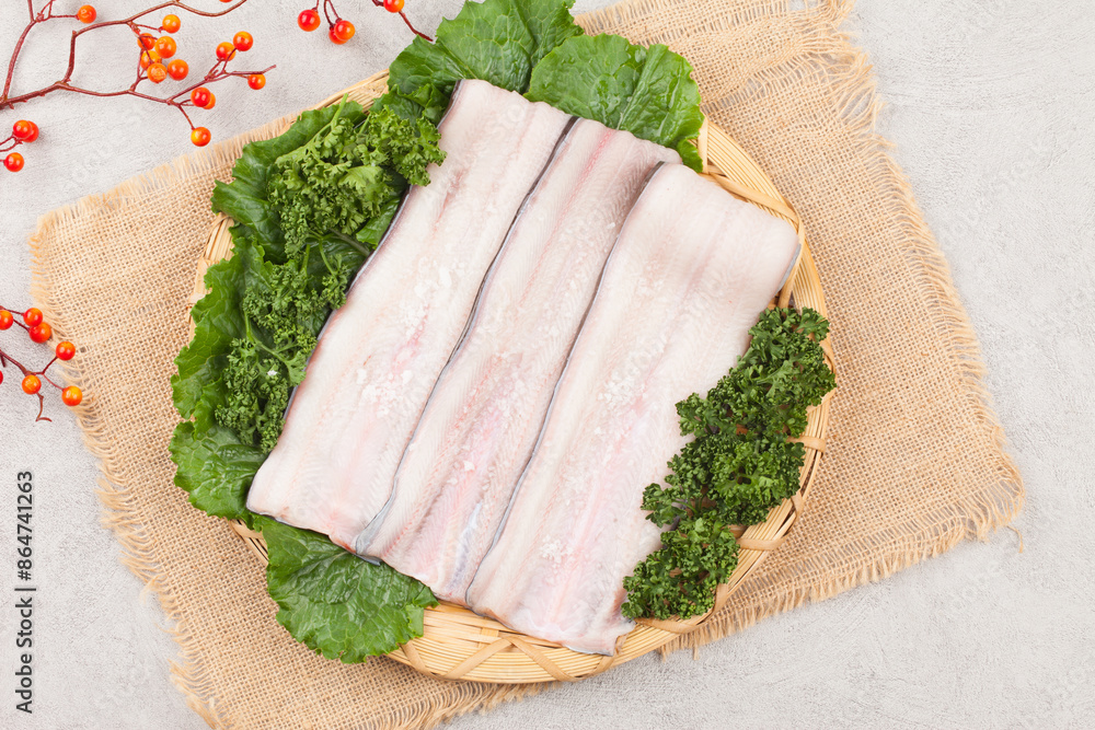 A freshwater fish of the eel family. The body is about 60cm long, thin ...