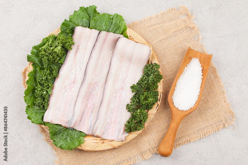 A freshwater fish of the eel family. The body is about 60cm long, thin ...