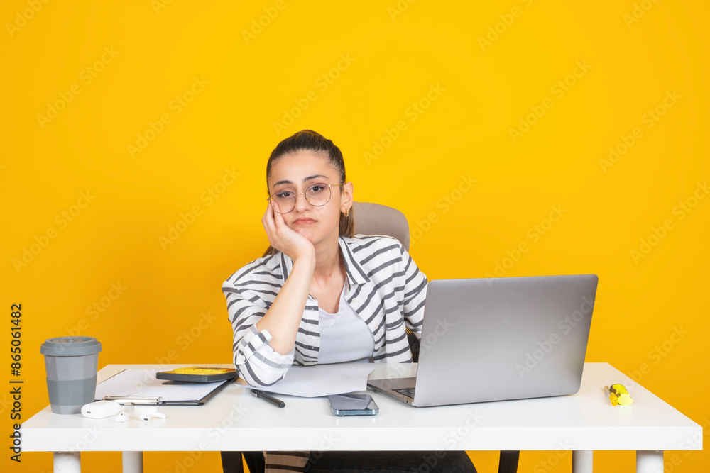 Unmotivated employee, portrait of young brunette 20s unmotivated ...