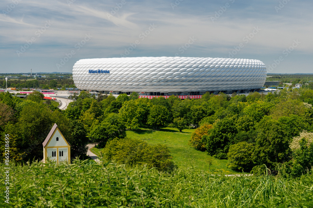 Foto de MUNICH, GERMANY - May 11, 2024: The Allianz Arena countryside ...