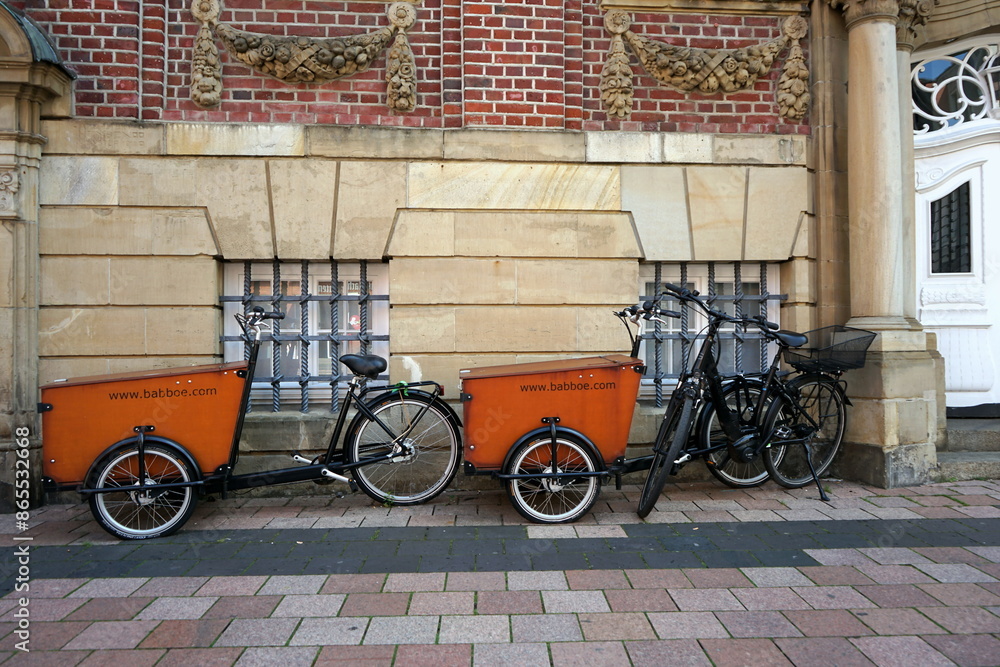 Babboe Lastenrad oder Lastenfahrrad vor schöner historischer Fassade ...