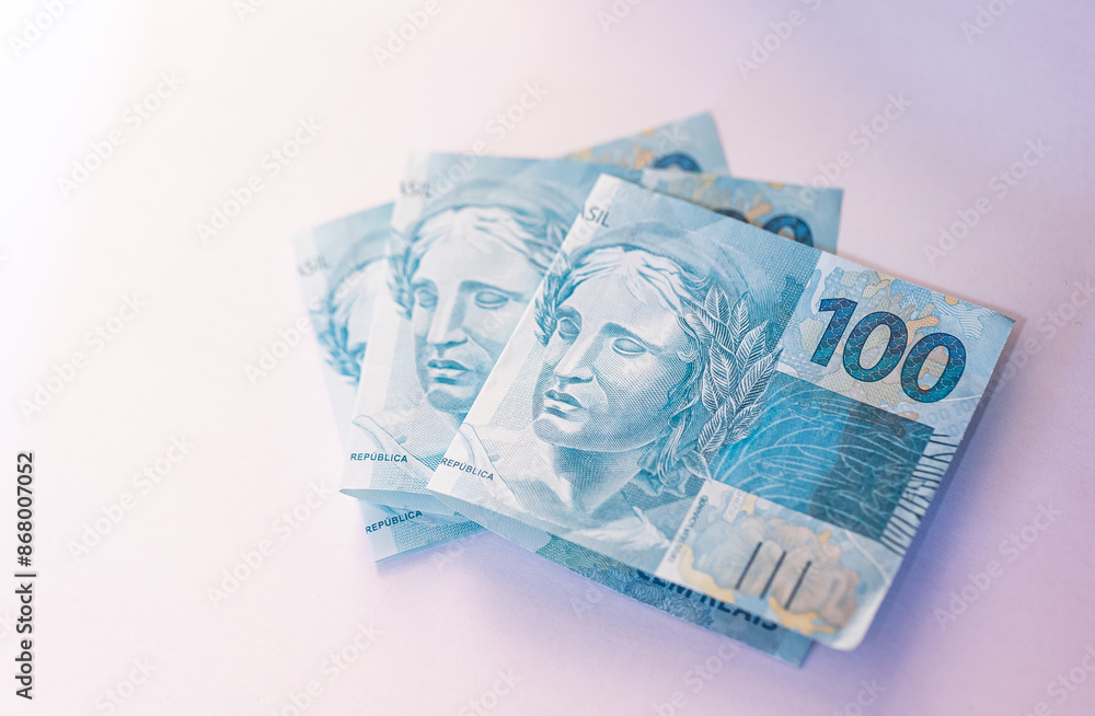 Notas do Real Brasileiro em fundo branco. Fotografia com ângulo fechado ...