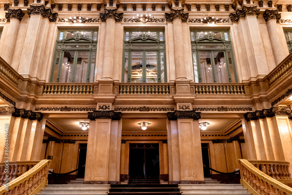 Foto de Foyer principal para ingresar al escenario del Teatro Colón, en ...