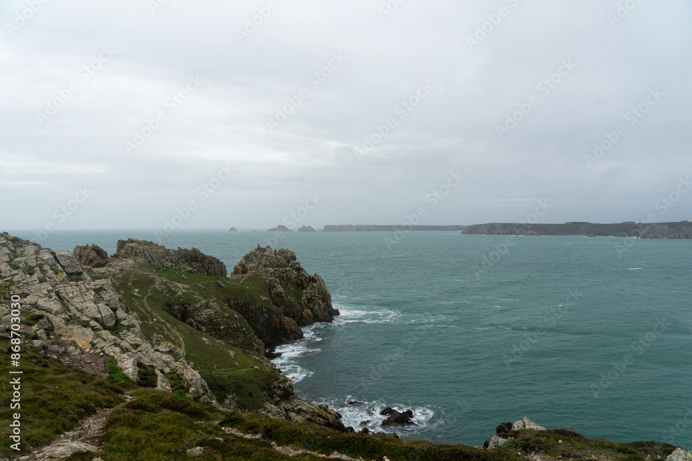 La mer d'Iroise borde un impressionnant massif rocheux sur la presqu ...