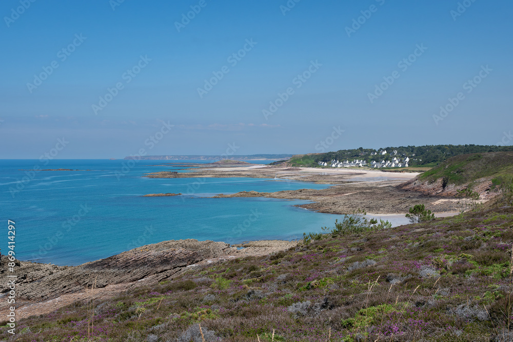 Joli paysage de la côte bretonne depuis le sentier de randonnée GR34 du ...