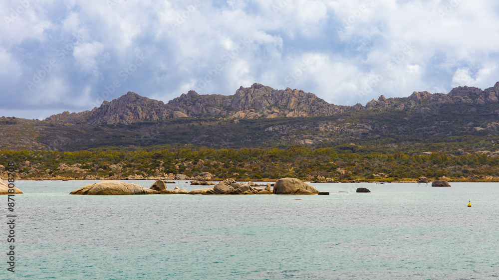 Panorámica de la isla de Caprera en el archipiélago de la Magdalena ...