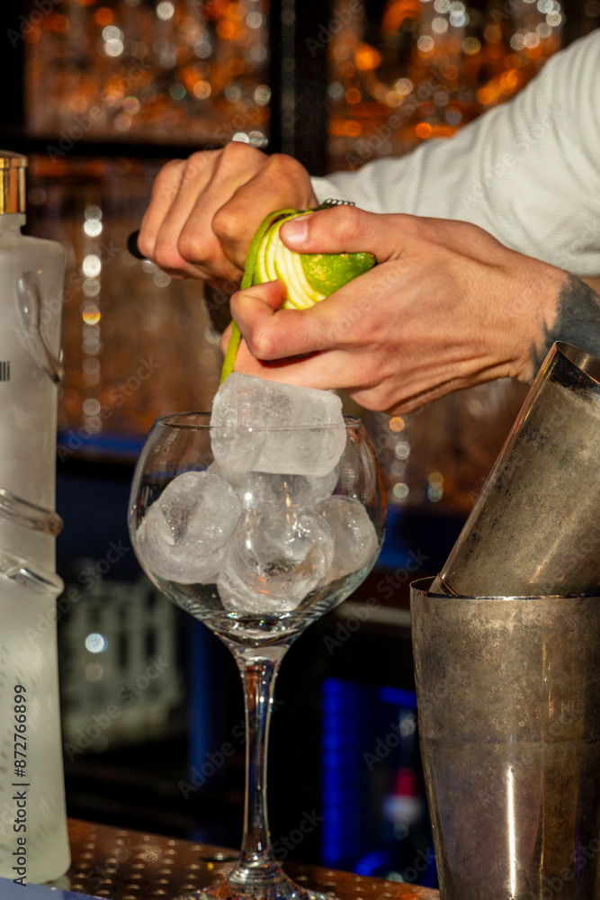 elaboración de coctel y copas en un pub o bar de copas, coctelería ...