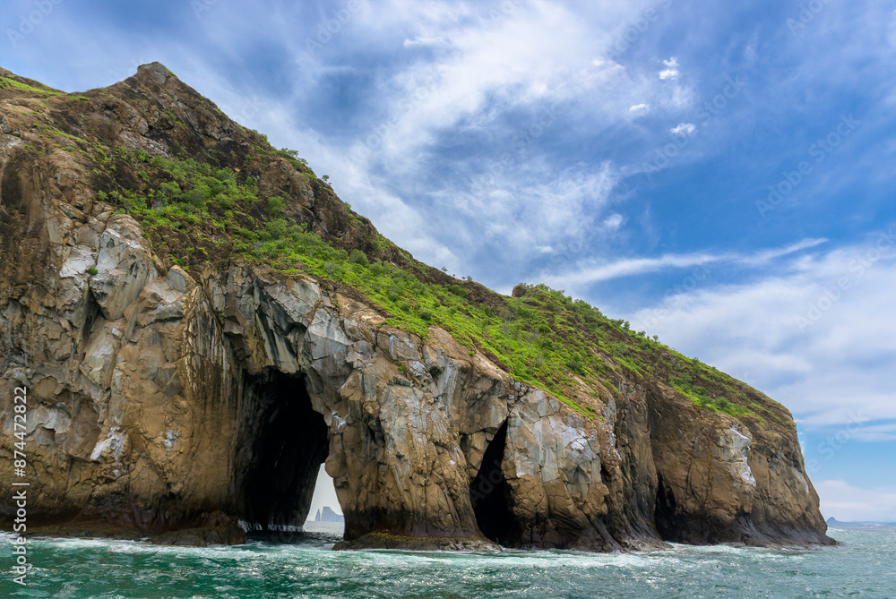Foto de Cerro con forma de túnel en el mar - Cerro brujo con kicker ...