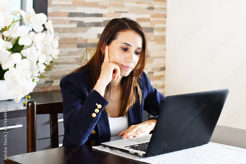 Mujer guatemalteca analizando resultados en su computadora, concepto de toma de decisiones ...