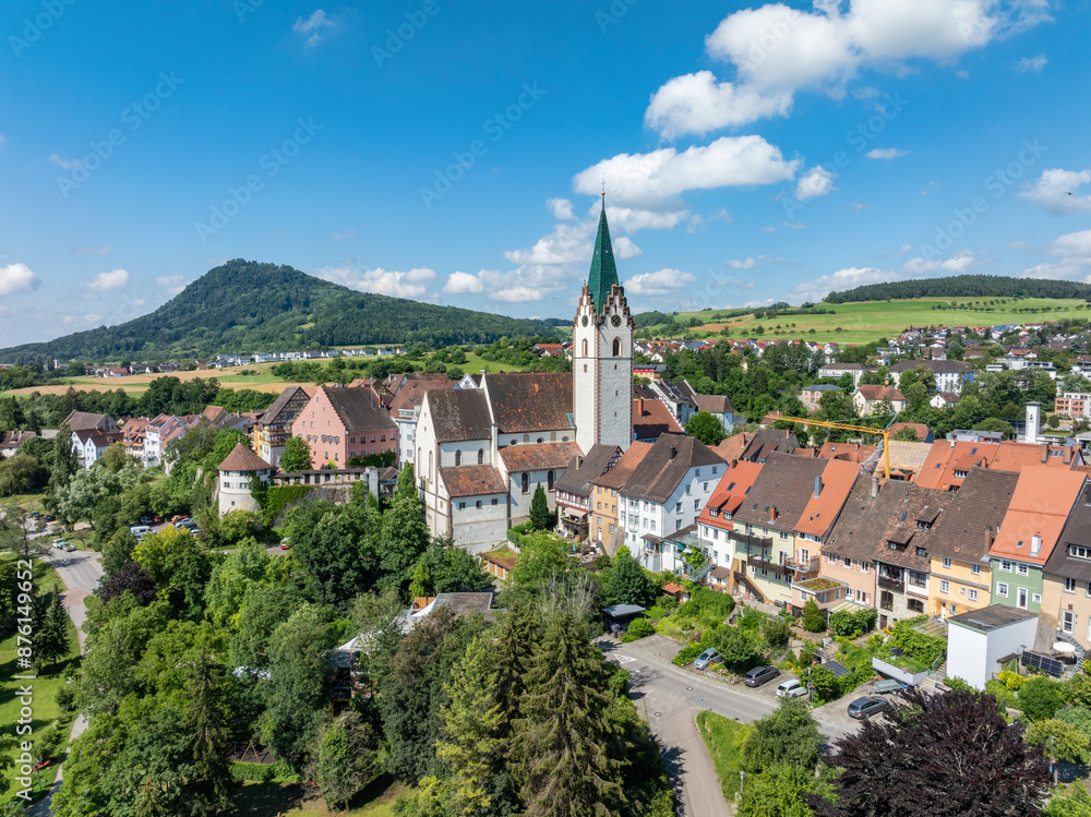 Luftbild von der Stadt Engen im Hegau mit der Kirche Mariä Himmelfahrt ...