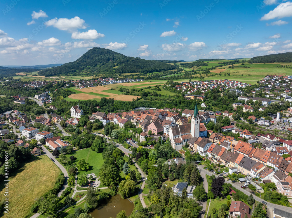 Luftbild von der Stadt Engen im Hegau mit der Kirche Mariä Himmelfahrt ...