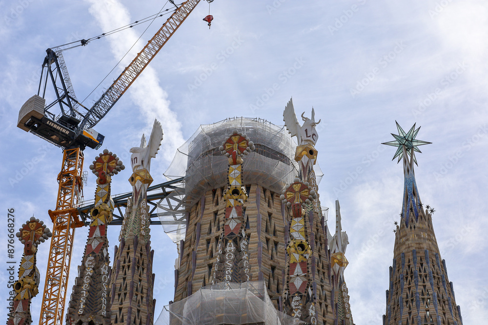 Foto de View of the Eagle and winged bull sculptures at La Sagrada ...