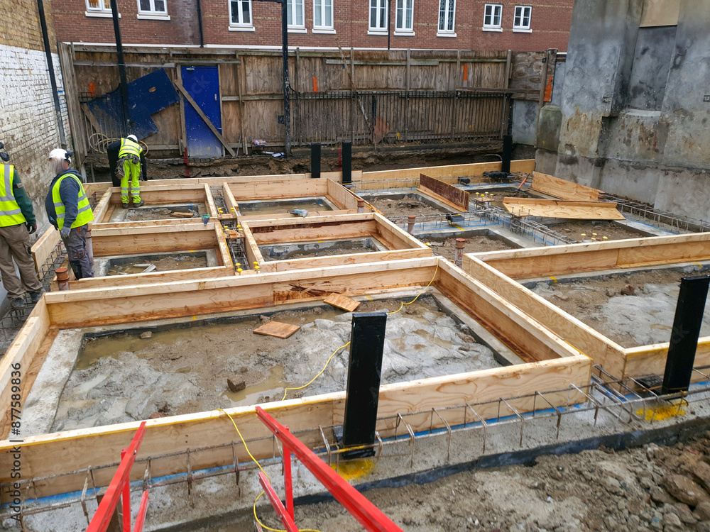 Foto de Construction site with workers building a house extension ...