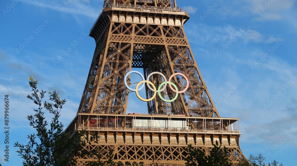 Jeux olympiques de Paris 2024, vue sur les anneaux olympiques, célèbre ...