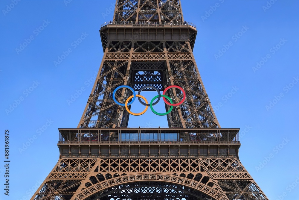 Anneaux des JO de Paris 2024 exposés sur la tour Eiffel Stock Photo ...