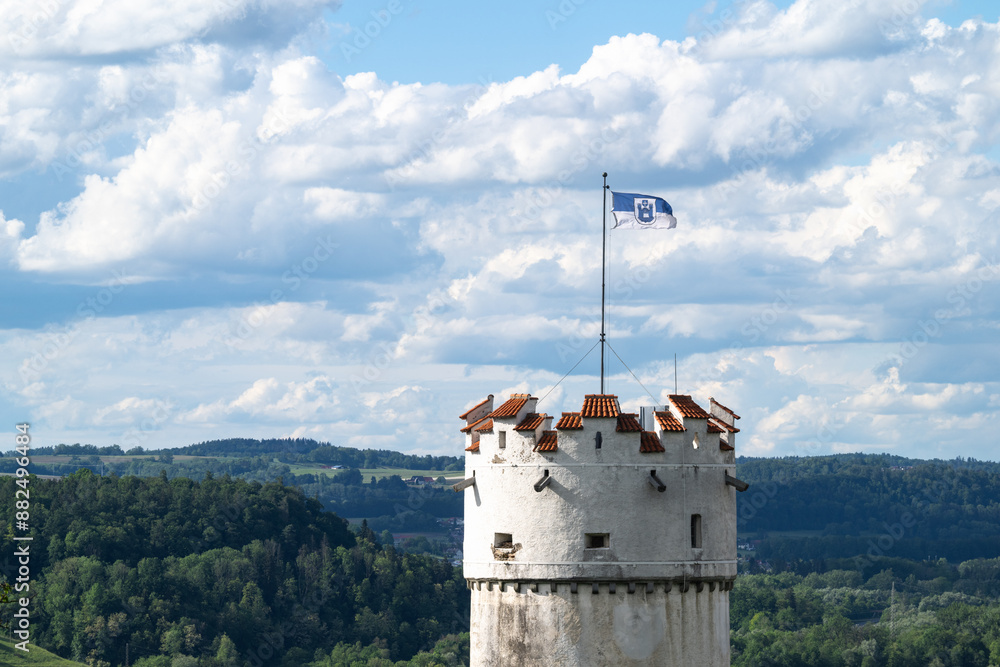 Flagge mit Wappen von Ravensburg gehisst auf der Turmspitze des ...