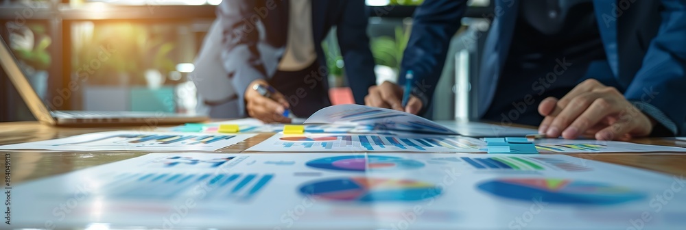 ภาพประกอบสต็อก Professional business meeting: planning, Analyzing ...