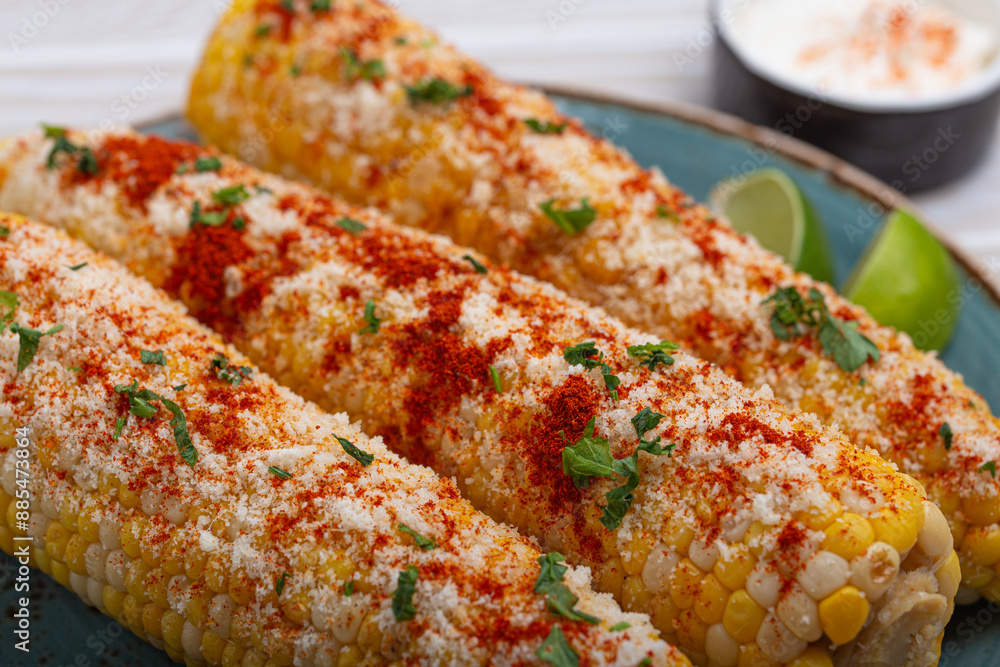 Foto de Elotes are a popular mexican street food dish featuring grilled ...