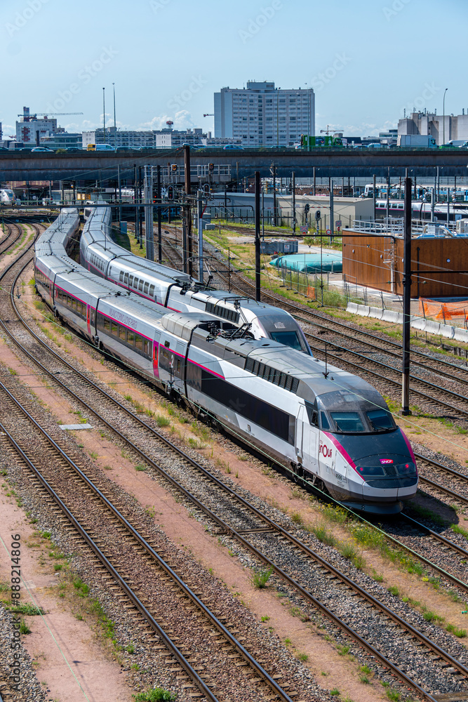 Paris, France - 17 juillet 2024: TGV Inoui aux abords de la gare de Lyon. Le TGV est le train à ...