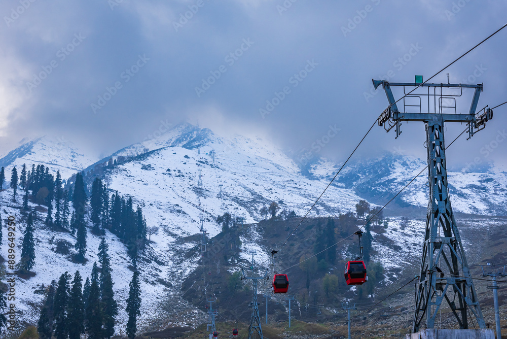 View of Apharwat Peak from Gulmarg Gondola ropeway at Kongdoori ...