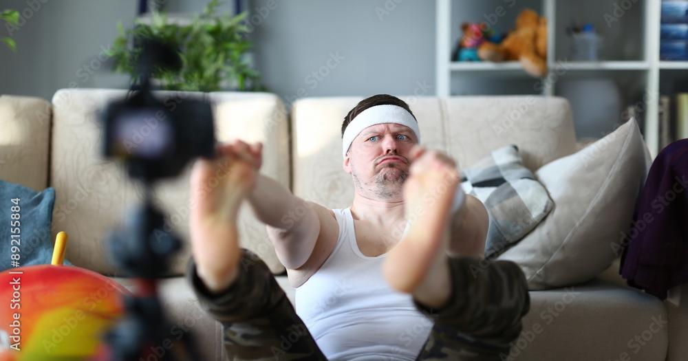 Vlogger freak shows his subscribers on camera how not to do the ...