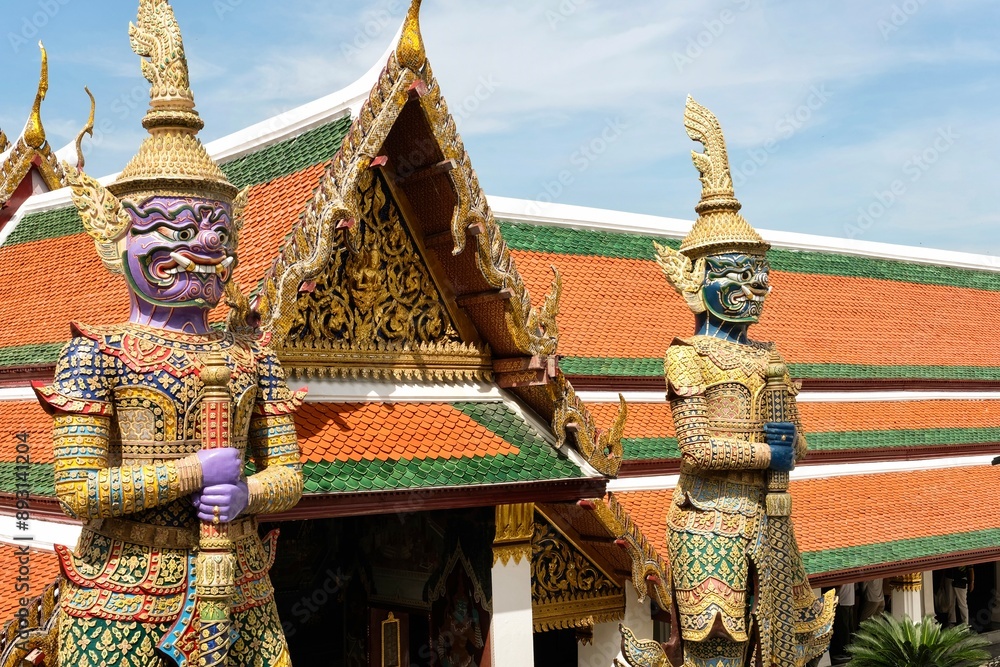 Maiyarap and Wirunchambang, the two yaksha (giant) statues - characters ...